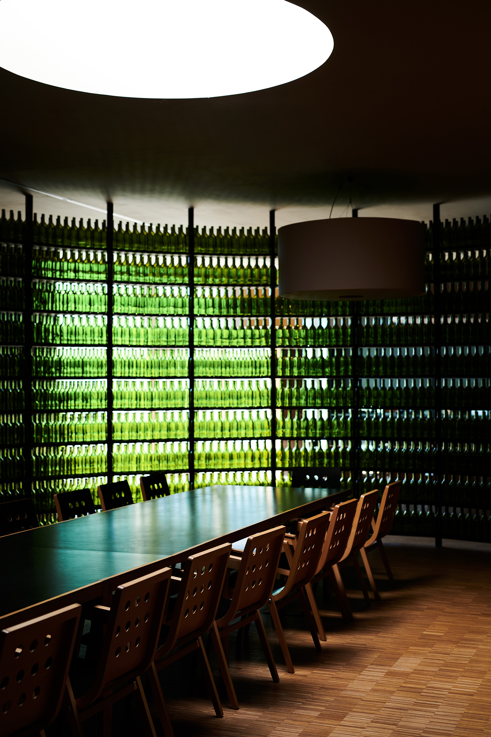 Der Hanglage folgend | Weingut Neumeister